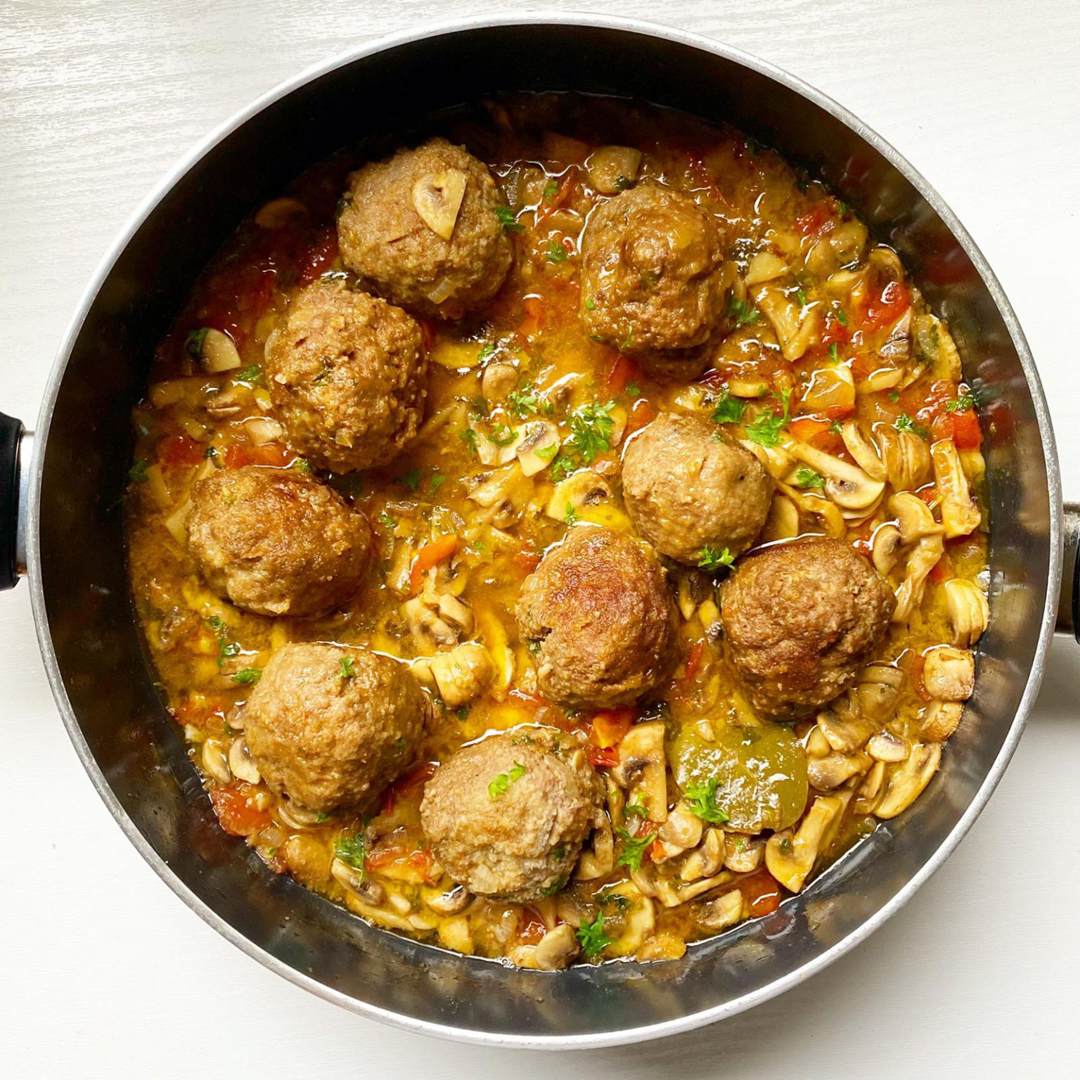 Gehaktballen maken met ei en paneermeel, een eenvoudig recept ...