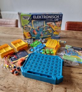 Elektronisch lab - een wetenschappelijk spel vol schakelingen ...