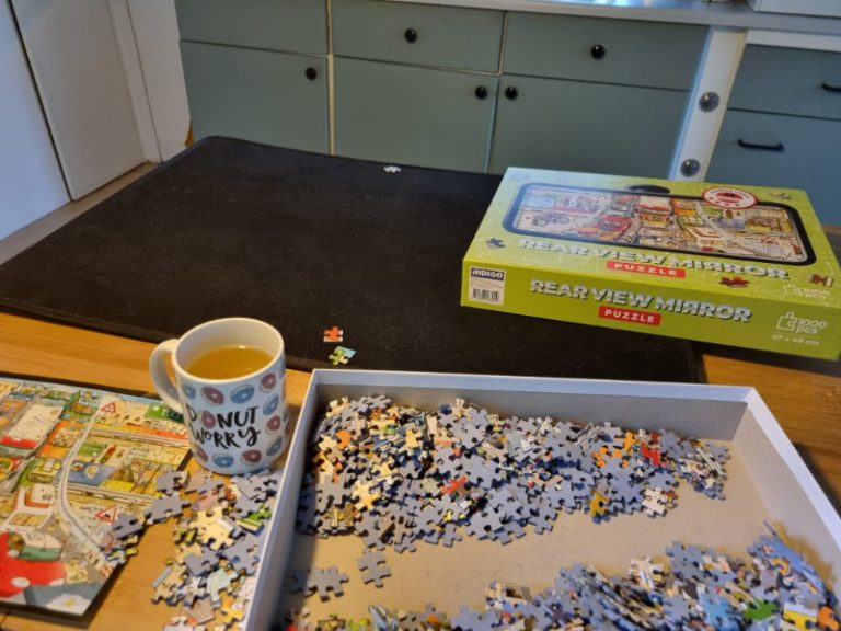 Rear view mirror puzzle - een spiegelpuzzel vol verkeersdrukte ...