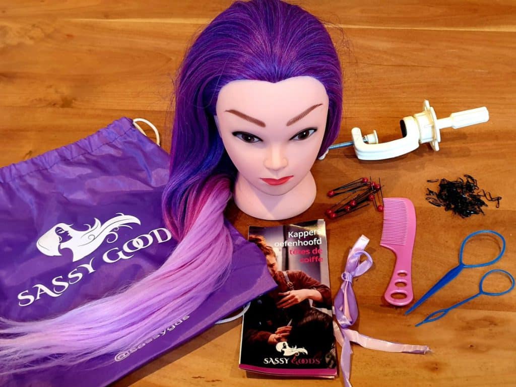 Oefenhoofd van Sassy Goods, eenvoudig leren vlechten voor kids