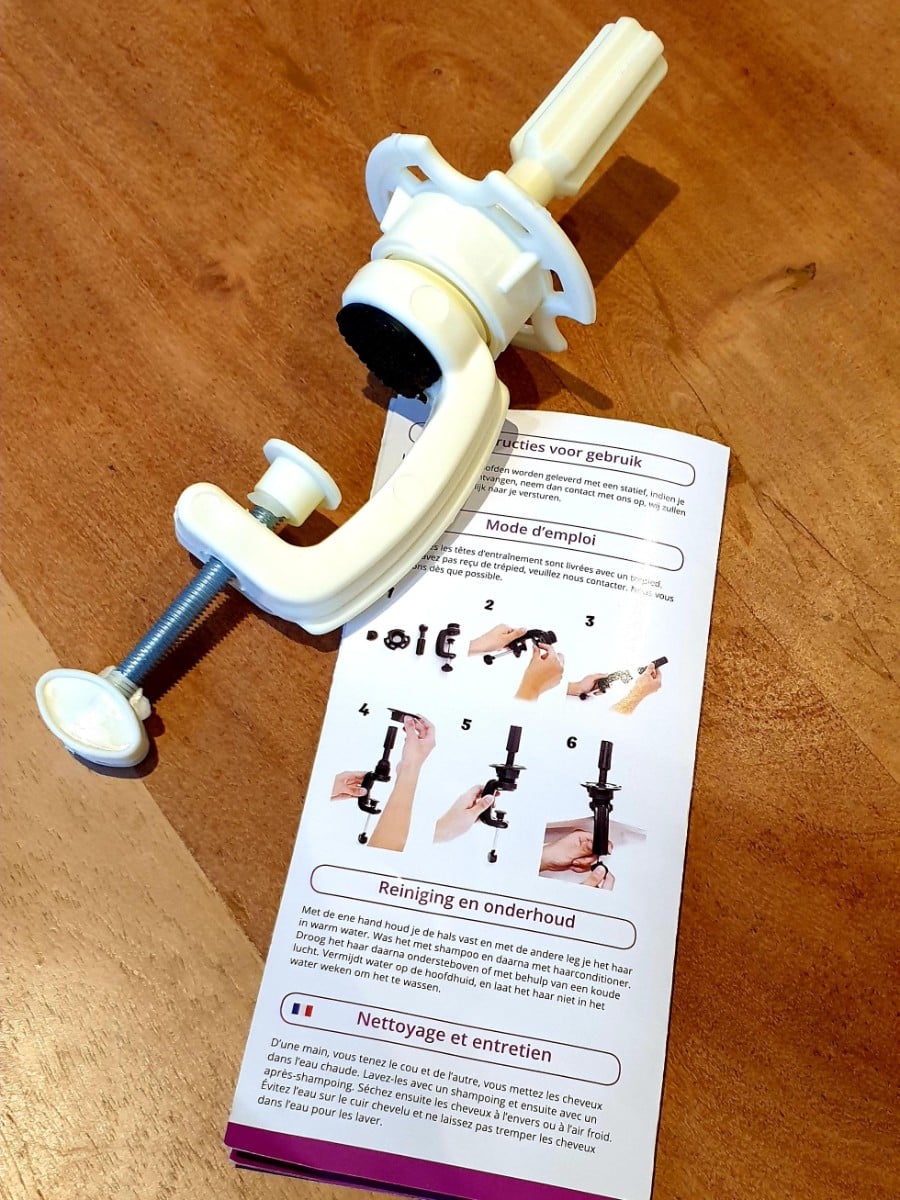 Oefenhoofd van Sassy Goods, eenvoudig leren vlechten voor kids