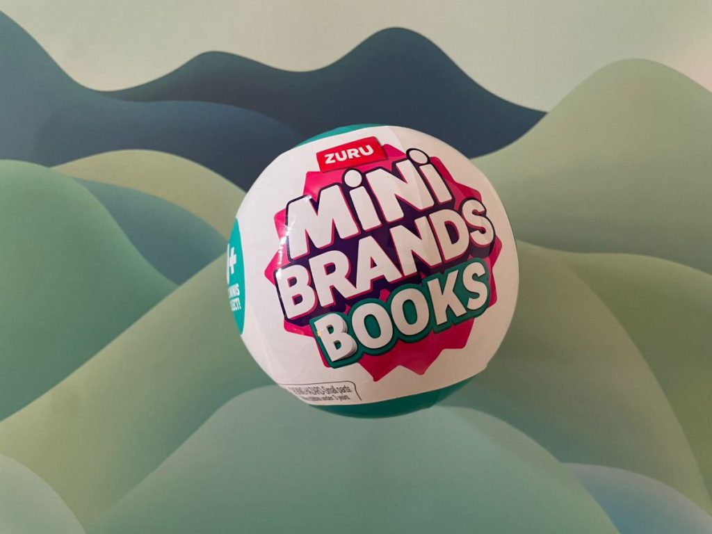 Mini Brands Books capsule - een bol met mini-boekjes - MamaScrapelle